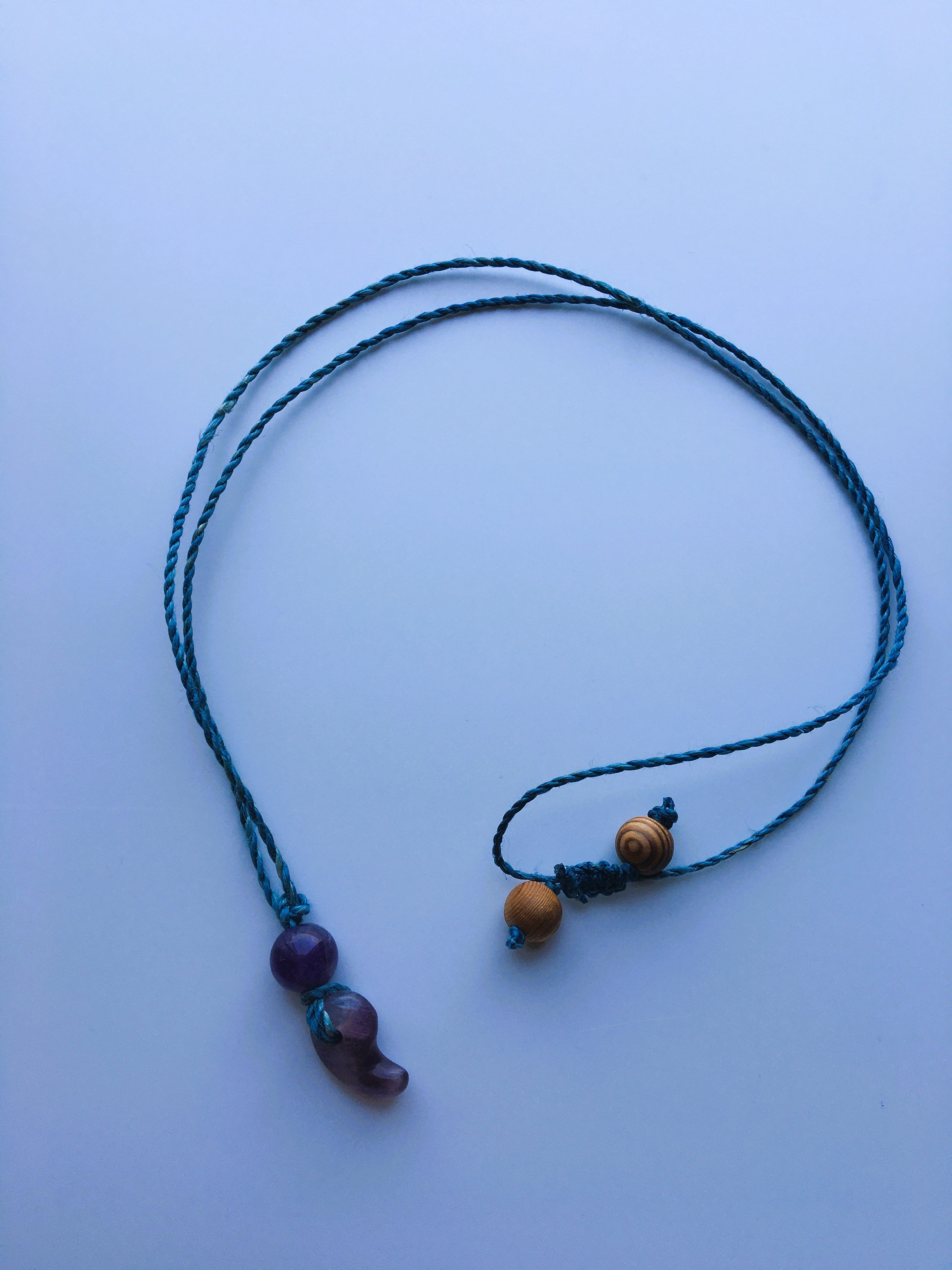 希少な野州麻の藍染め精麻を使用した勾玉ペンダント – SATYA